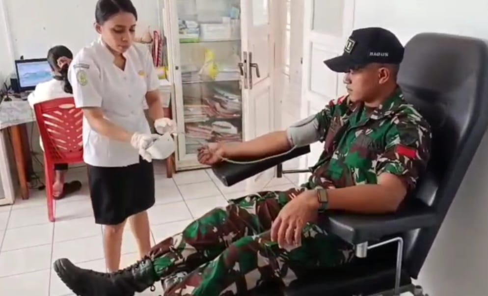 Aksi Cepat Tanggap, TNI Pos Fatuha Donorkan Darah Buat Warga di Daerah ...