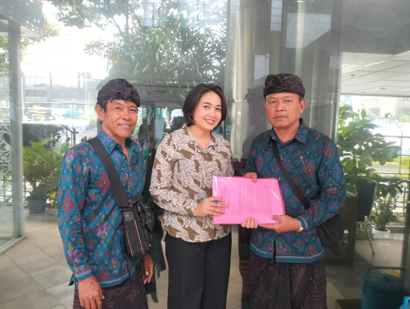 Bandesa Desa Adat Serangan Serahkan Dokumen Tolak Rencana FSRU LNG ...
