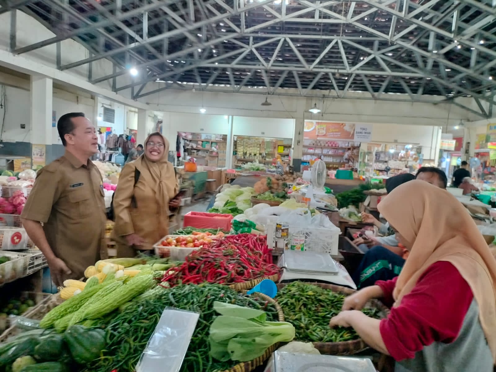 Pasar Tradisional dan Pasar Modern Di Pacitan Berjalan Saling ...